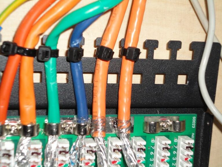 Patchen von Netzwerkkabeln auf ein 8-Port Patchpanel – ITC Cordes e.K.